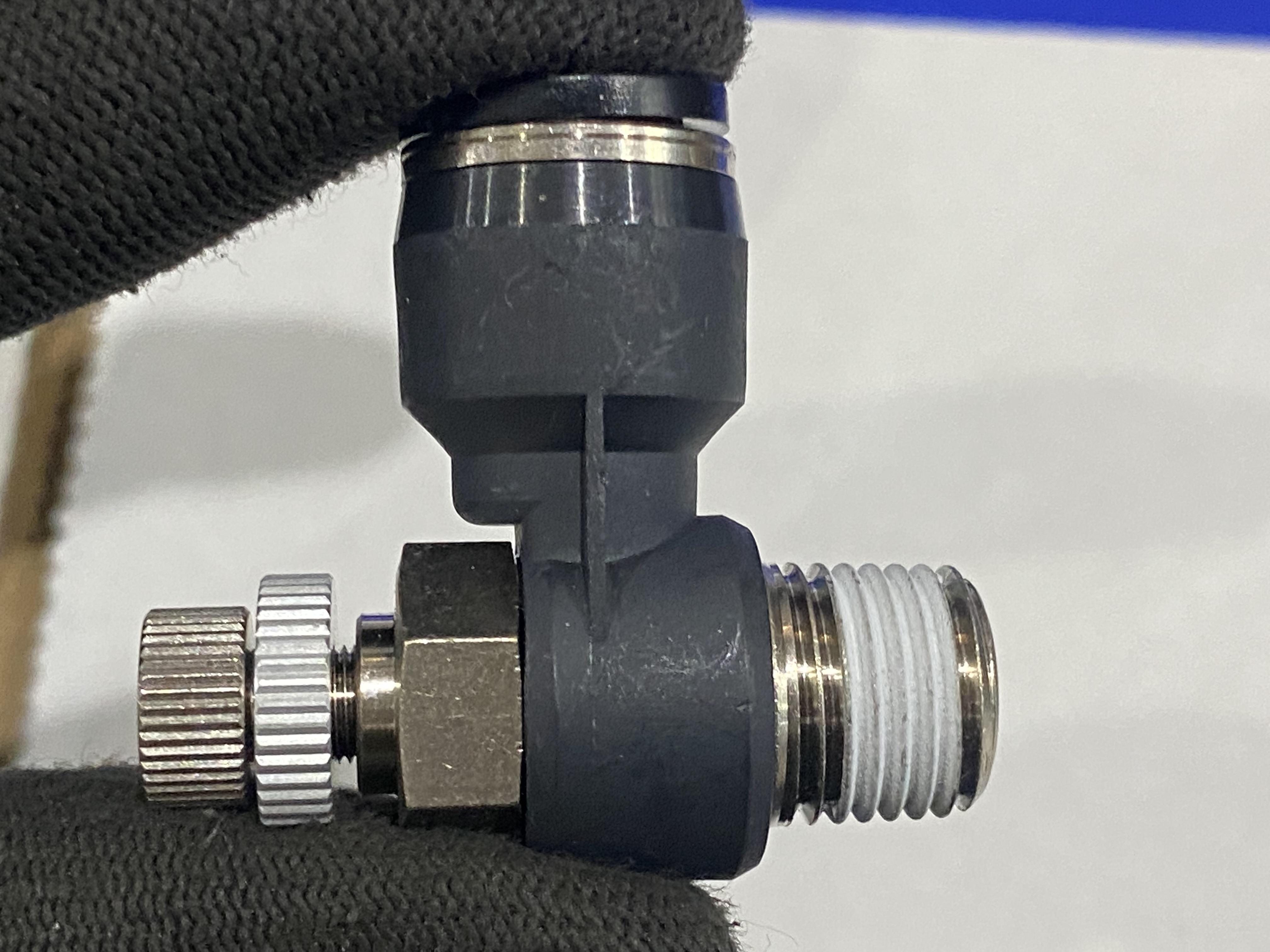 Van Tiết Lưu Khí Nén Cong 90° OD 10mm Ren Ngoài R1/4 Pisco JSC10-02A | Mecsu.vn