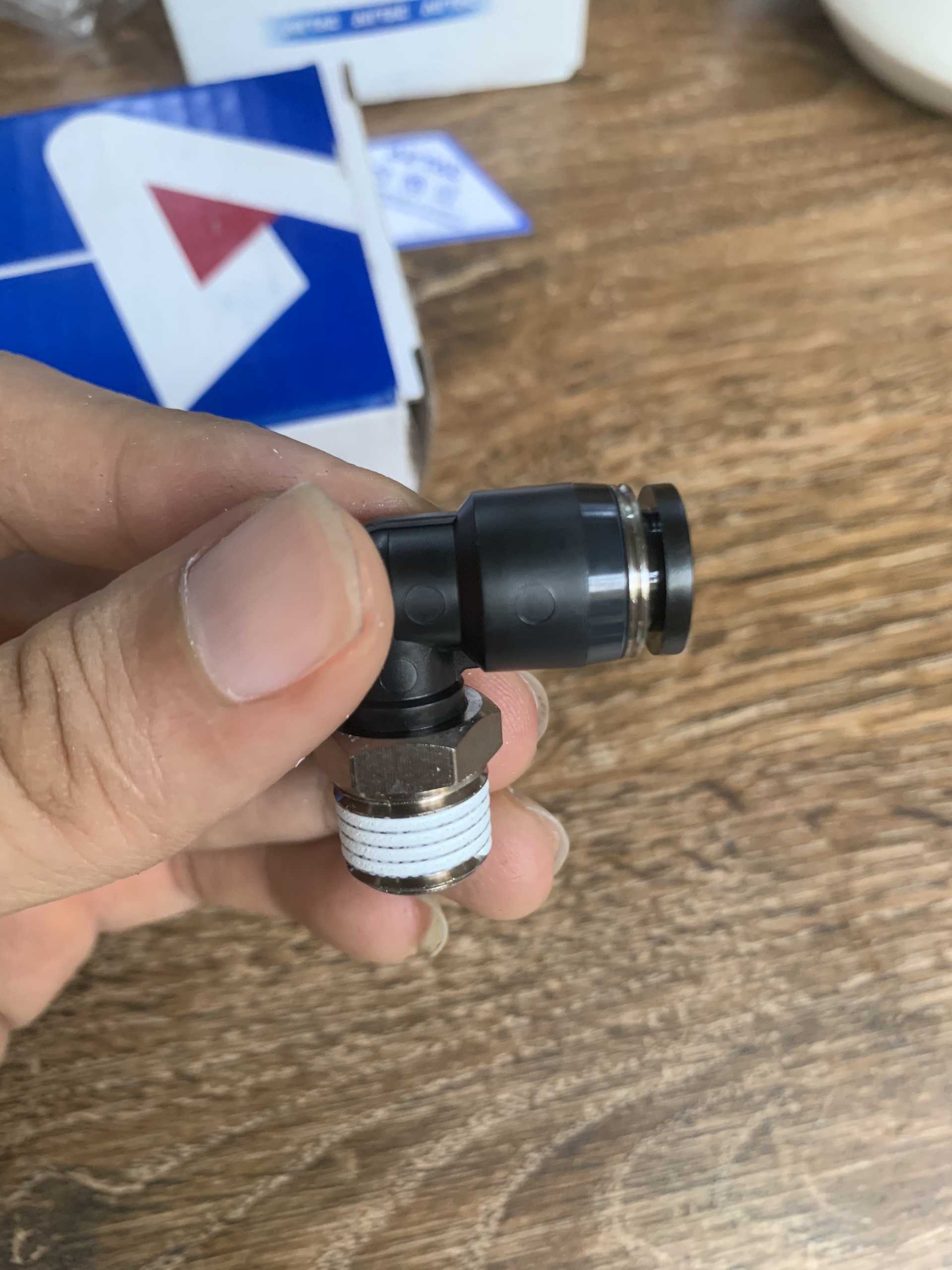 Đầu Nối Khí Cong Ren Ngoài Phi 6 mm - PT1/8 Đen Airtac PL601D | Mecsu.vn